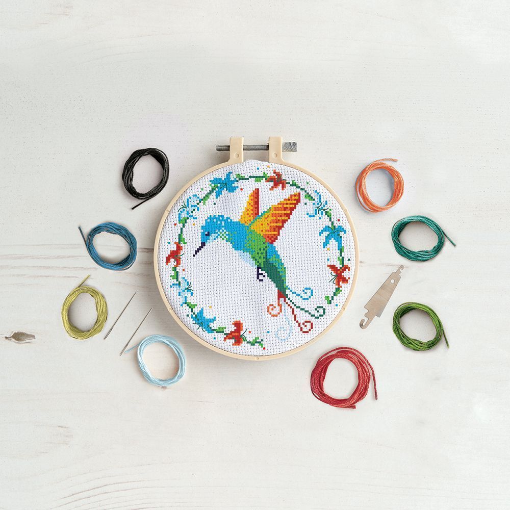 Ægbækgaard - Uldtrolden. Kolibri broderi med plasticramme - DSM106182